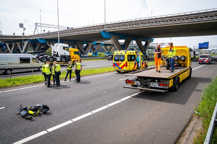 Motorrijder raakt zwaargewond bij eenzijdig ongeval op de A15 | Rotterdam | AD.nl