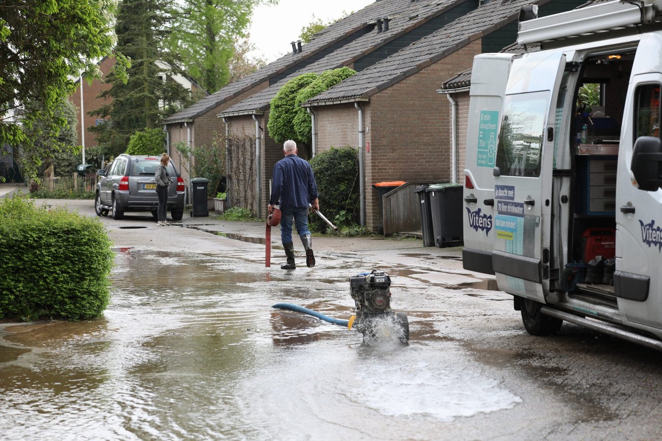 Gesprongen waterleiding zorgt voor overlast in Baarn | Foto | AD.nl