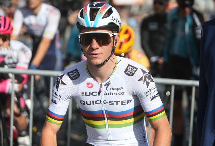 Remco Evenepoel veilt regenboogtrui voor Amy Pieters: “Ik leef erg met ...