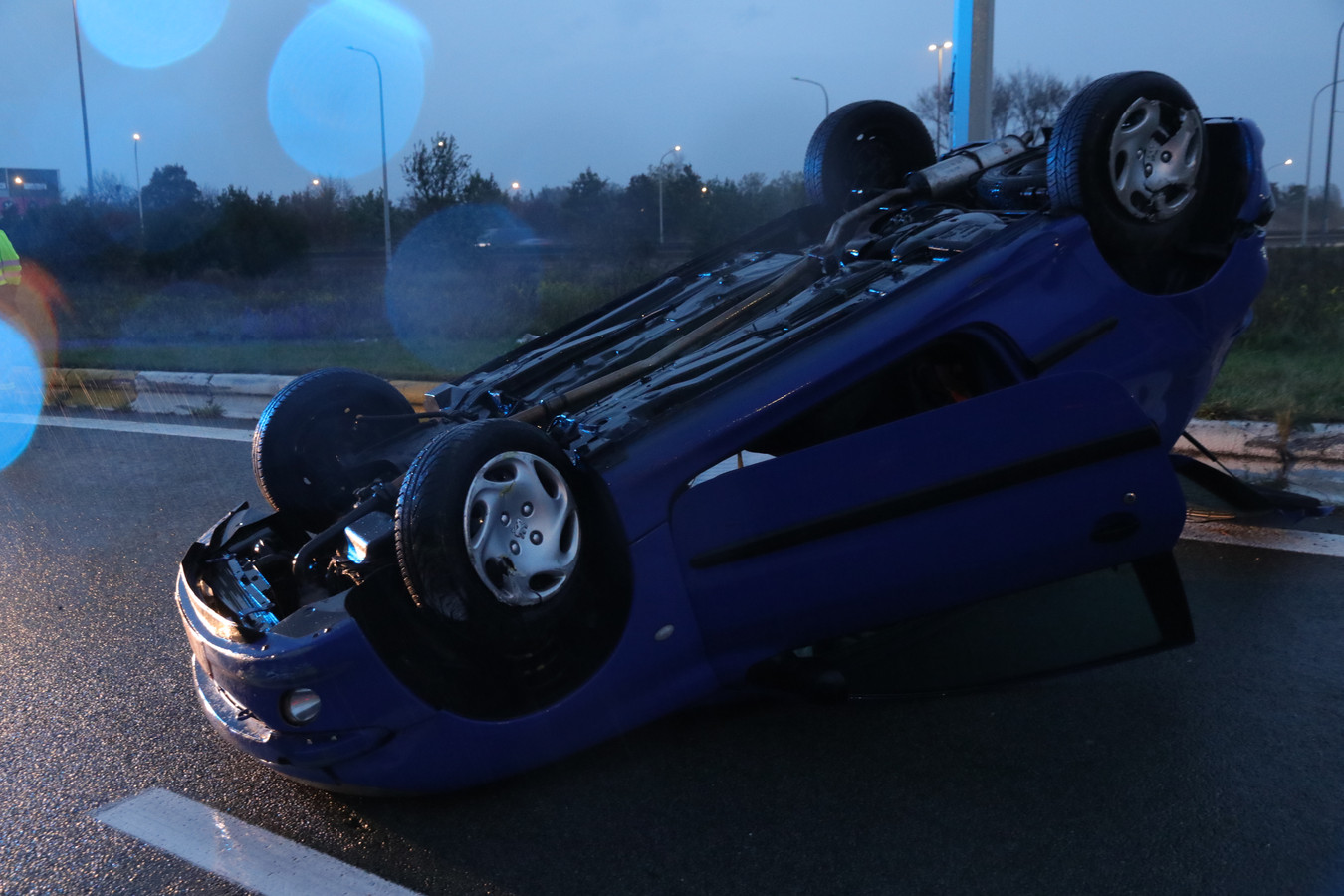 Jonge bestuurster gaat over de kop op klaverblad | Foto | hln.be Jonge bestuurster gaat over de kop op klaverblad | Foto | hln.be