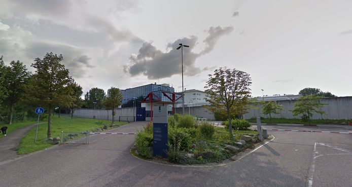 Gevangenis Sittard stuurt stagiaire weg om relatie met ex-gedetineerde ...