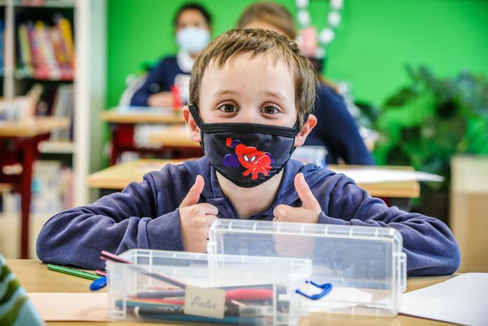 Spider-Man en Charmander op je mondmasker, en zo zie je tóch blije ...
