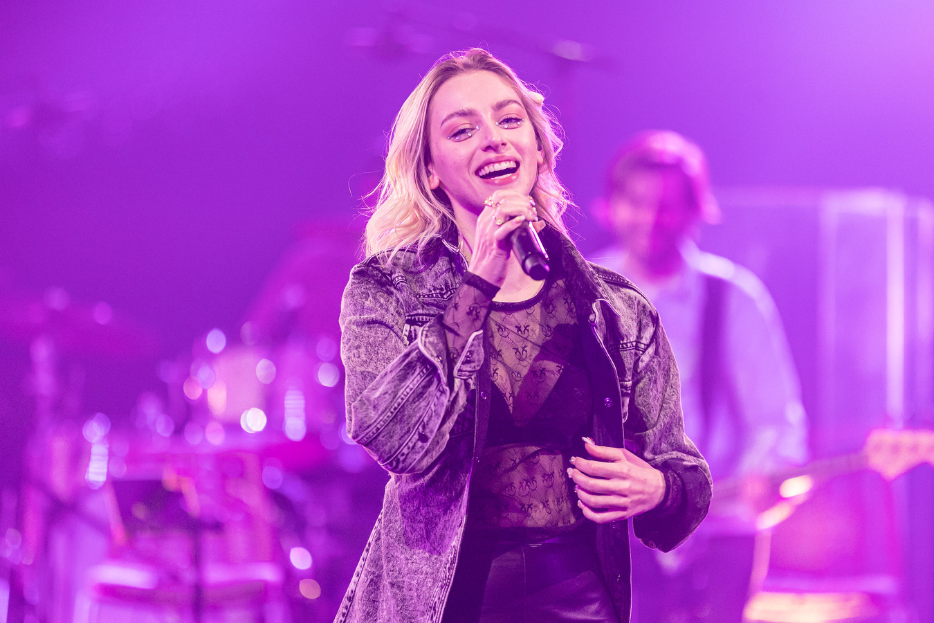 Camille zet discotheek ZUCO in vuur en vlam | Foto | hln.be