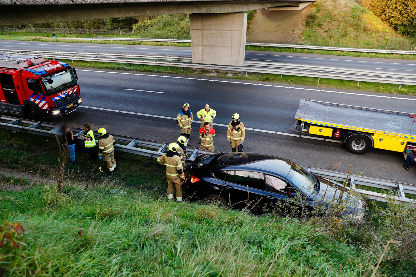 Gelanceerde auto eindigt op de A73 bij Sambeek aan de verkeerde kant ...
