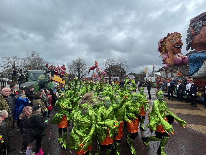 ‘Sjeesköttels schrieft (pre)historie’: de optocht in Rossum in beeld | Carnaval 2023 | tubantia.nl