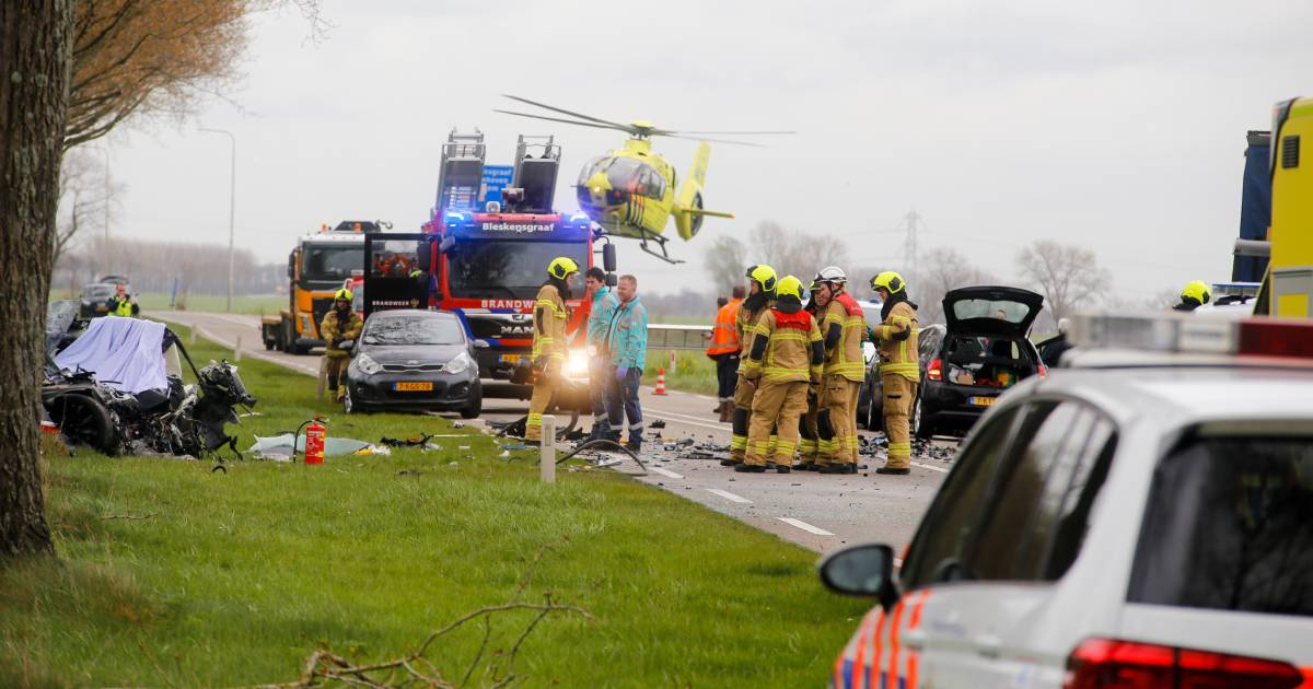 Automobilist komt om het leven bij frontale botsing met vrachtwagen | Auto | tubantia.nl