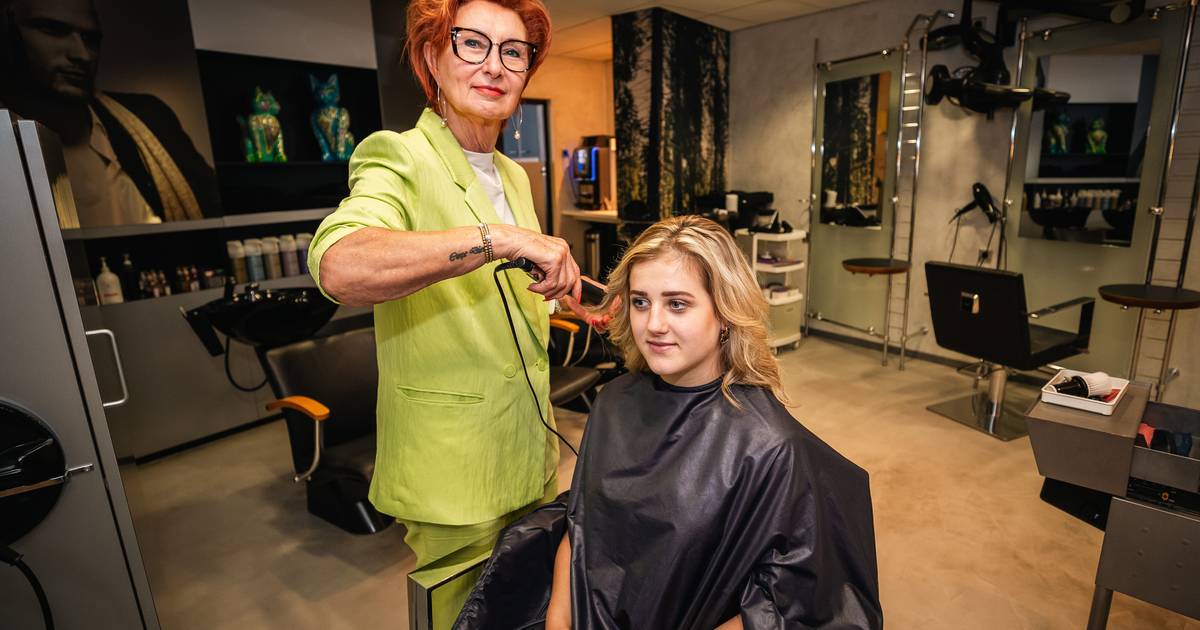Mieke (67) legt haar kappersschaar neer: ‘Mensen zaten op de trap te ...