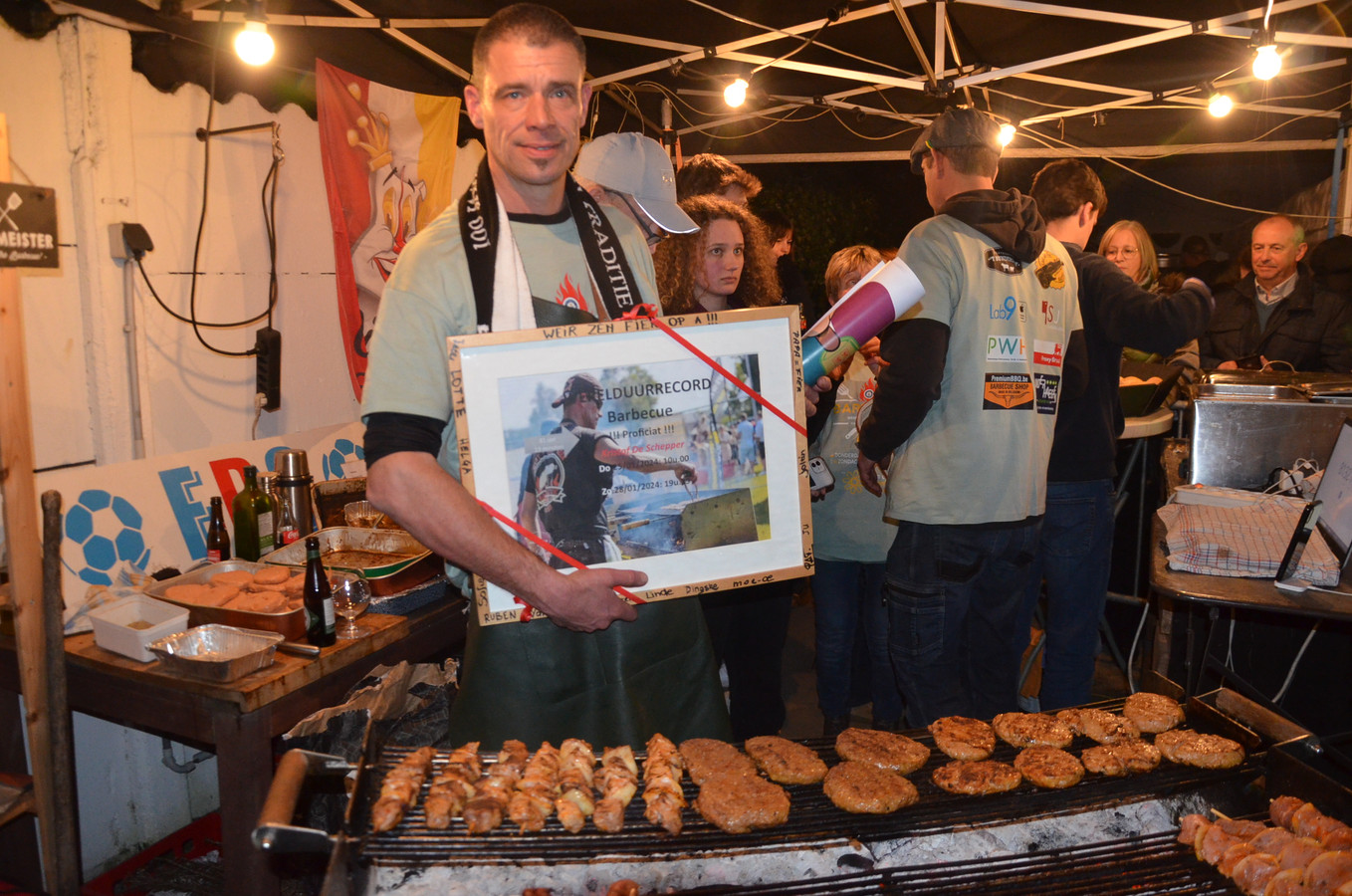 Kristof (50) verbreekt wereldrecord na 81 uur achter de barbecue: “Het ...