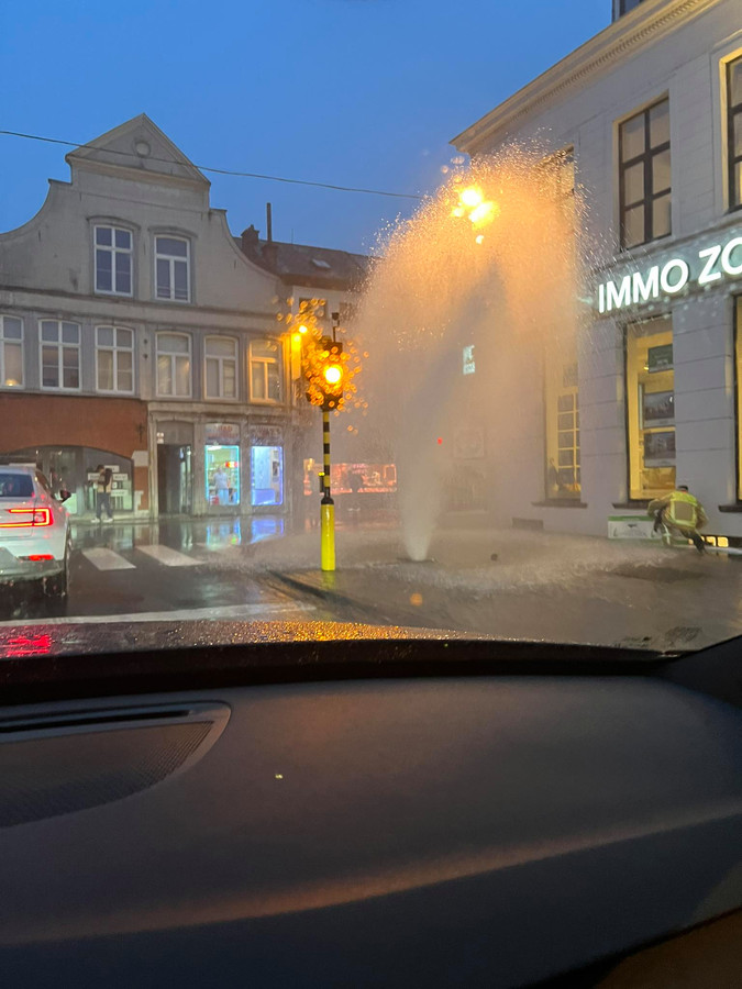 Waterlek zorgt voor metershoge fontein in centrum Aalst | Foto | hln.be