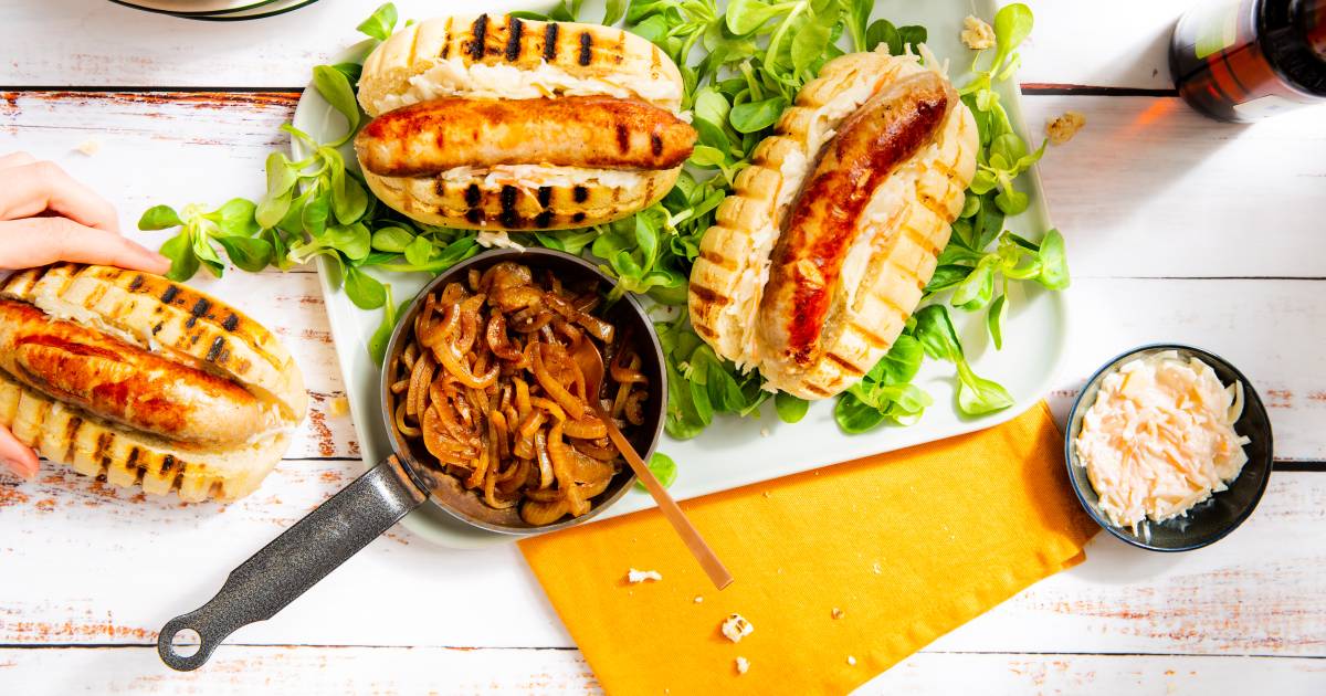 Wat Eten We Vandaag: BBQ hotdogs met in bier gestoofde uien van John ...
