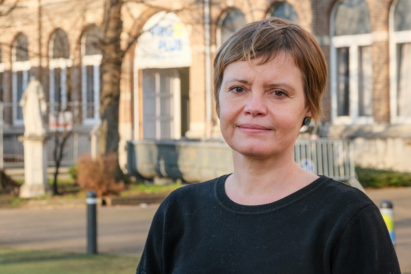 Directeur die zelf voor de klas staat en leerlingen die vroeger naar ...