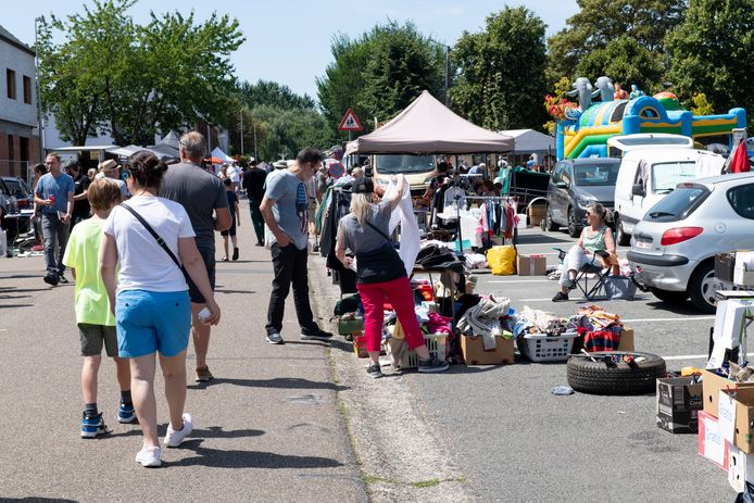 Rommelmarkt in Ieperstraat tijdens Wieltjesfeesten | Menen | hln.be