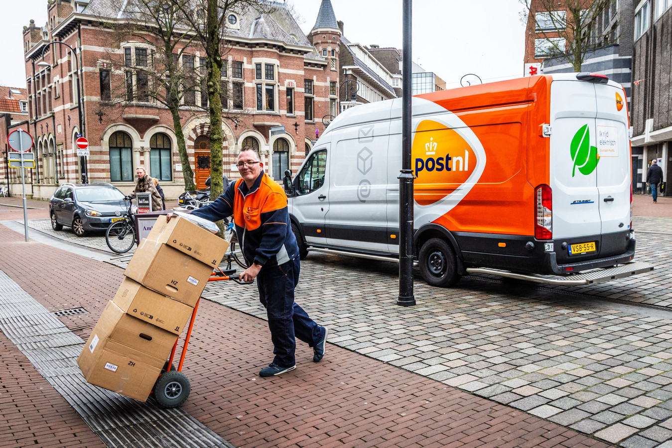 De een snapt stopverbod op het Bagijnhof, de ander is al op de bon ... De een snapt stopverbod op het Bagijnhof, de ander is al op de bon ...