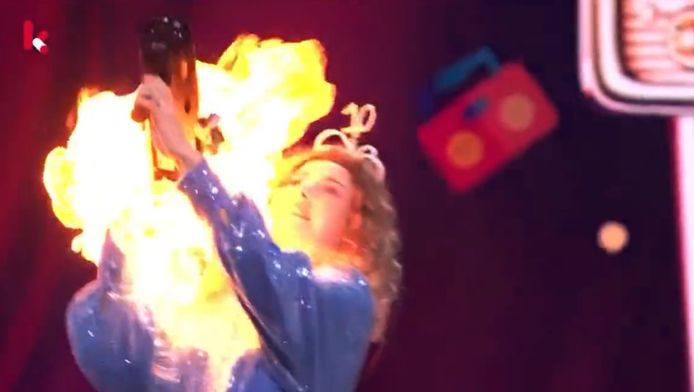 Vlaamse presentatrice vat vlam tijdens awardshow: ‘Ik had vlammenwerper ...