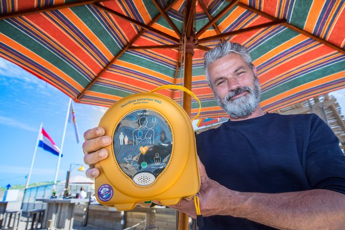 Richard (50) keek op het strand de dood in de ogen en maakt zich nu ...