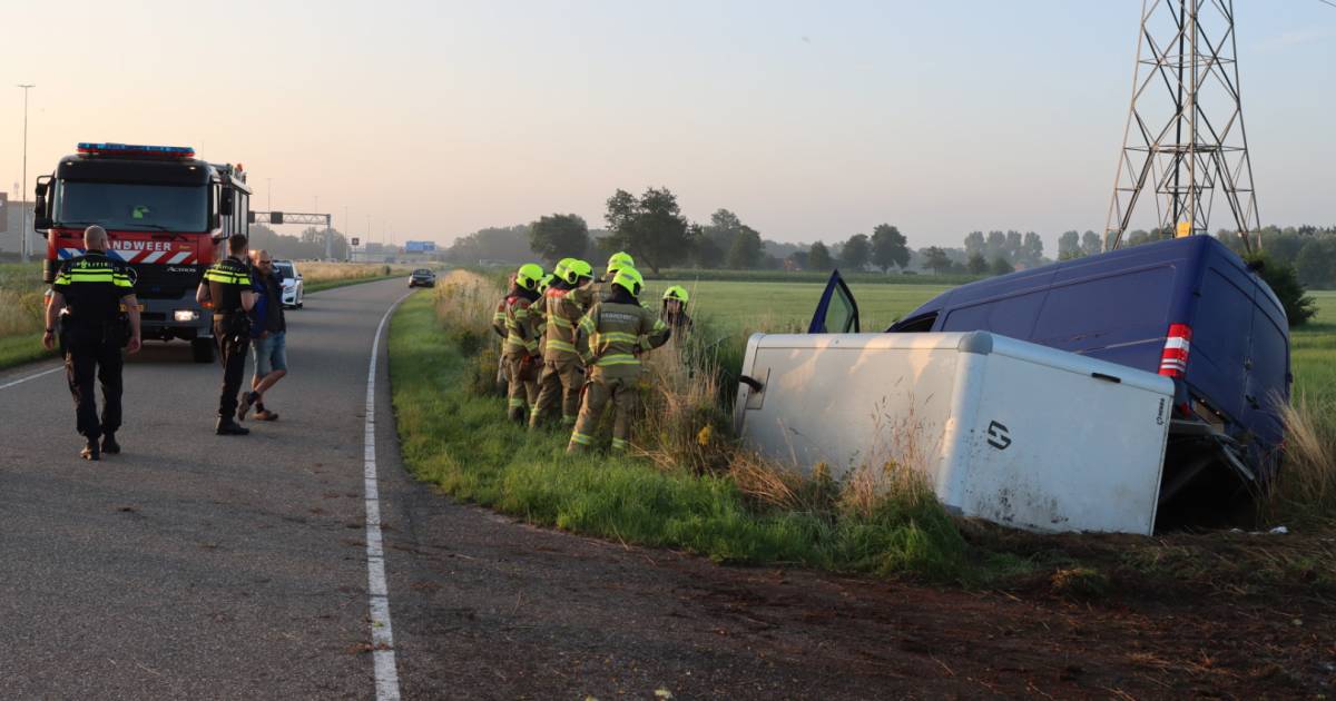 Man valt in slaap achter het stuur en belandt met bestelbus en aanhanger in de sloot bij Ede ...