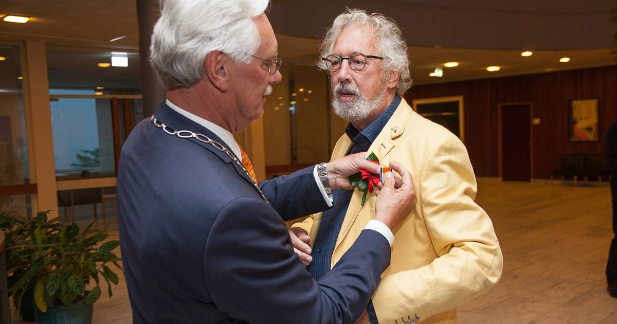 Lintje voor Wim Geerts bij opening foto-expo in Epe | Epe | destentor.nl