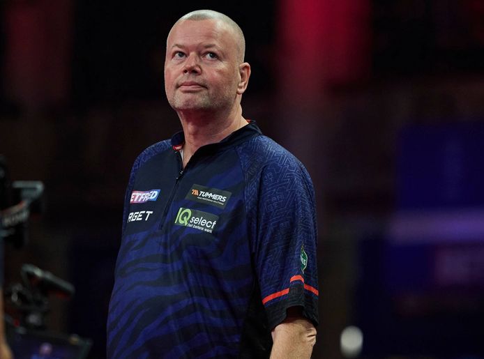 Nieuw tenue mag niet baten, exit Raymond van Barneveld op World ...