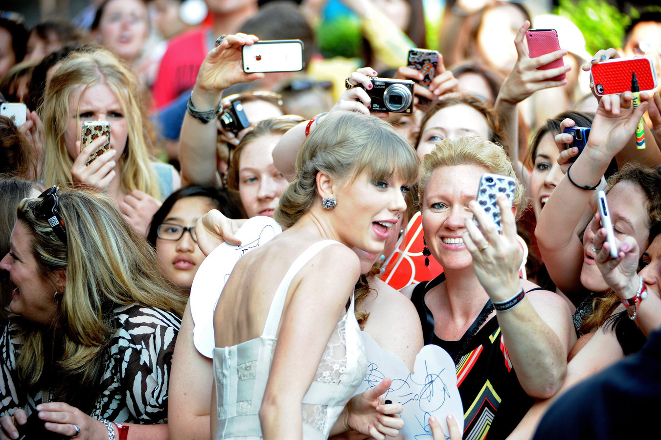 Taylor Swift-fans klagen Ticketmaster aan na kaartjesdebacle | Foto ... Taylor Swift-fans klagen Ticketmaster aan na kaartjesdebacle | Foto ...