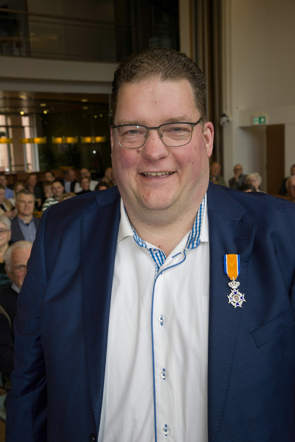 Negen nieuwe leden in de Orde van Oranje-Nassau in Valkenswaard | Foto ...