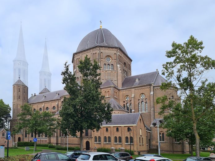 Bijna was de Petruskerk in Uden zijn torens kwijt geraakt: inkorten was ...