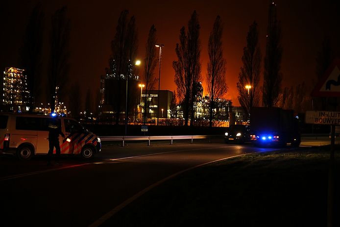 Kleine brand bij Shell Moerdijk onder controle, grote rode gloed komt ...
