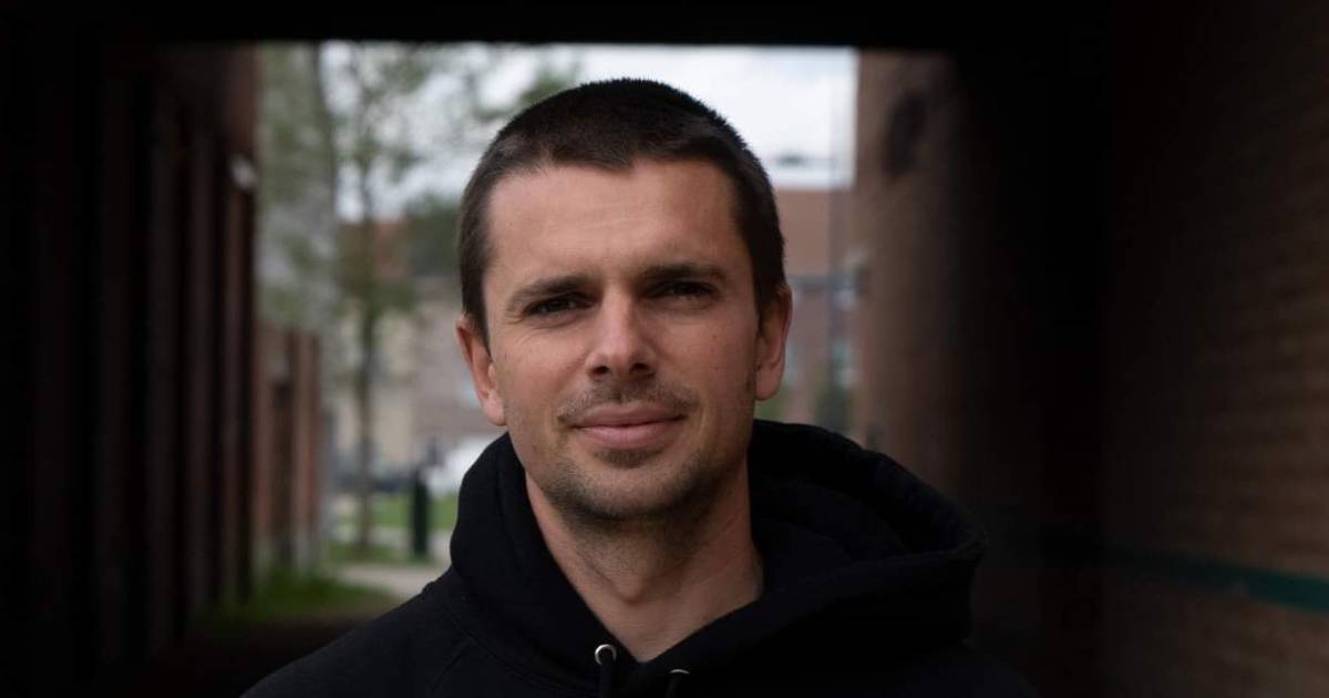 Matthieu (34) legt verhalen vast van jongeren in lastige situaties om ...