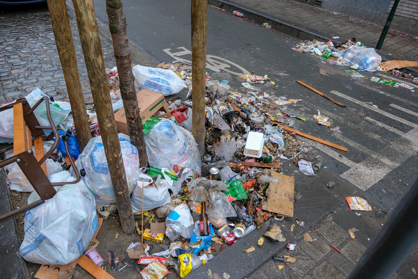 Hoe vuil is Brussel? Gemeentediensten halen jaarlijks 2.500 ton ...