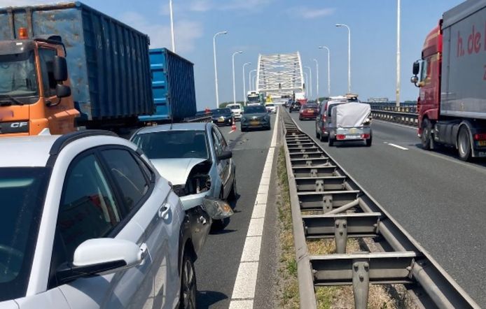 Vertraging op A27 richting Breda door ongeluk bij Merwedebrug | Gorinchem | AD.nl