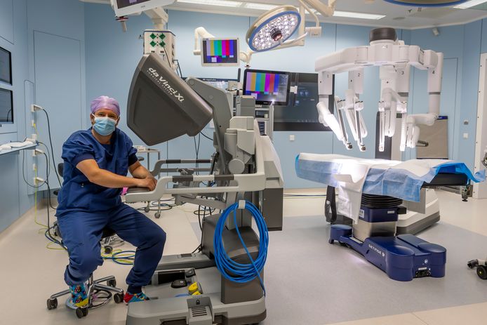 Chirurg Bob specialist als het gaat om opereren met Da Vinci-robot ...