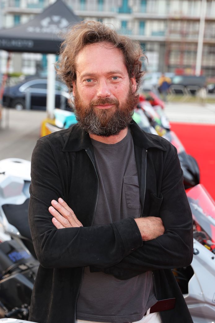 Komiek Thomas Smith brengt Westmalle aan het lachen | Malle | hln.be