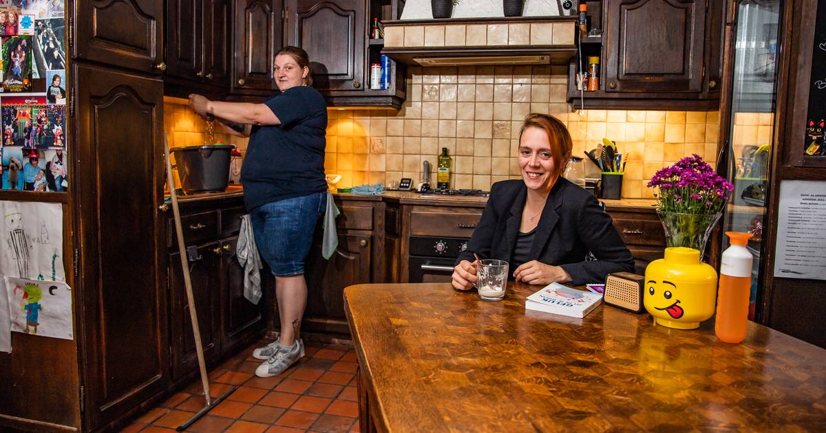 Poetsvrouw Kim heeft zelf een poetsvrouw: “Het is goedkoper om niet ...