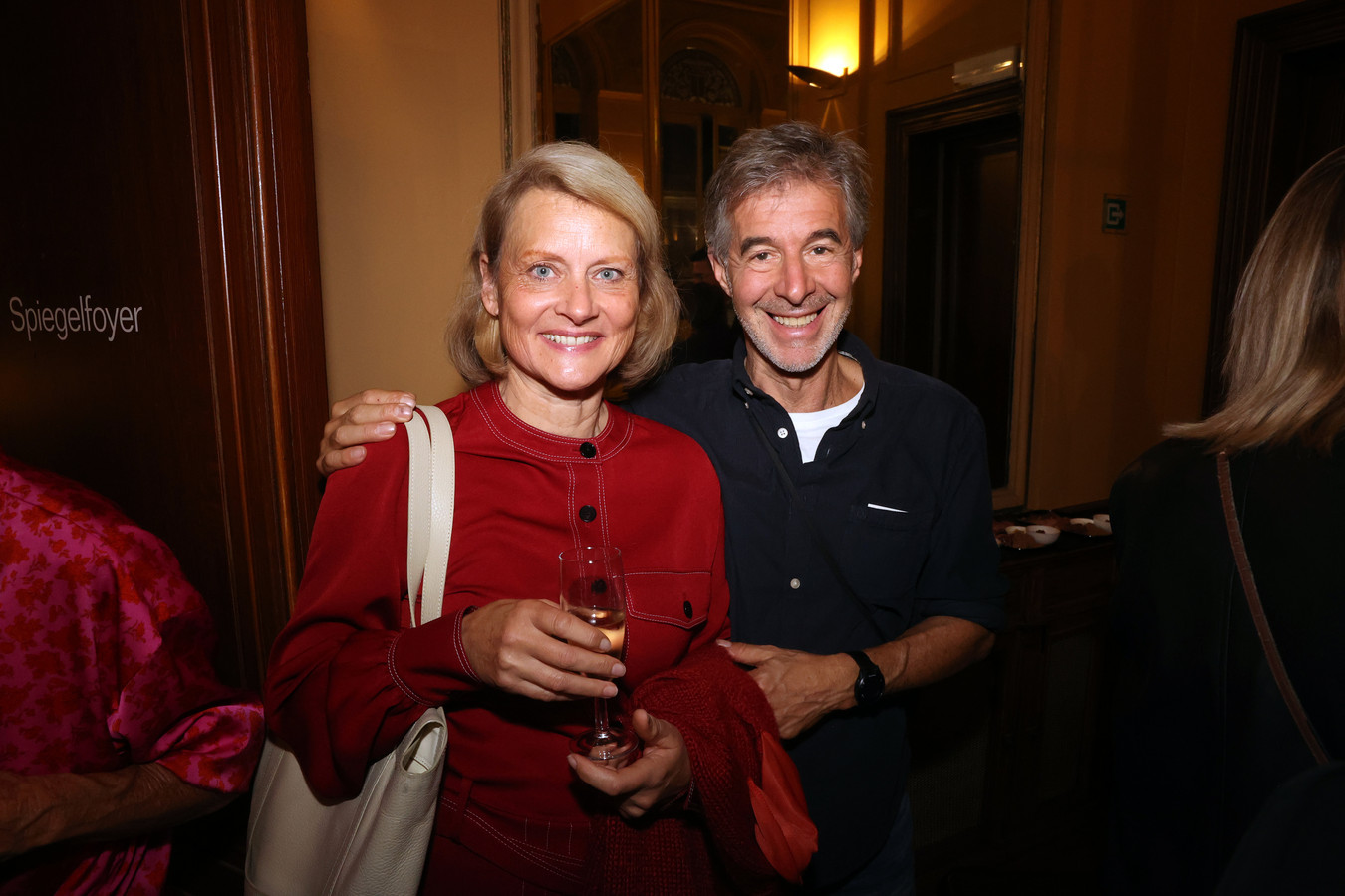 IN BEELD. Marc Van Ranst ontmoet ‘dubbelganger’ op première 'Groeten ...