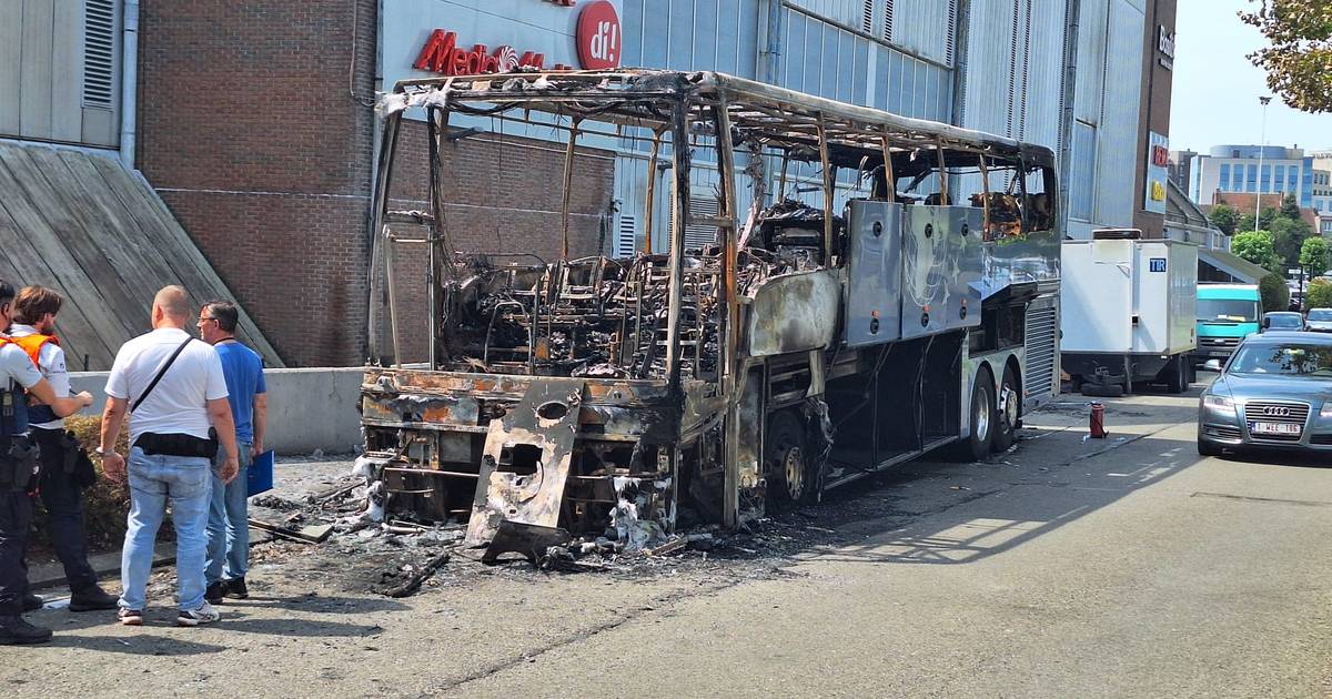Bus uitgebrand aan shoppingcentrum Basilix | Brussel | hln.be