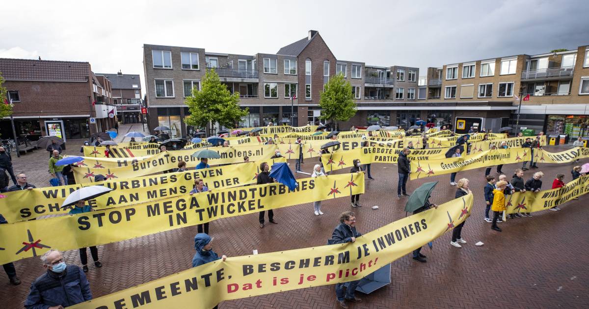 Protest tegen windturbines bij gemeentehuis Borne: ‘Het wordt tijd dat ... Protest tegen windturbines bij gemeentehuis Borne: ‘Het wordt tijd dat ...
