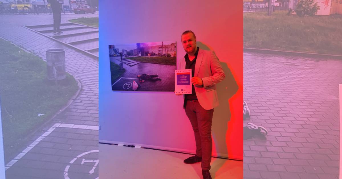 Jesper (22) wint prijs op prestigieus fotogala met ‘heftige oorlogsfoto ...