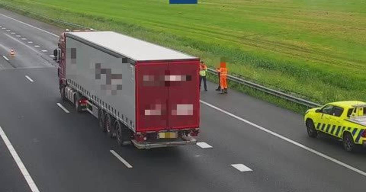 Kapotte vrachtwagen op A27 zorgt voor ruim uur vertraging | Gorinchem | AD.nl