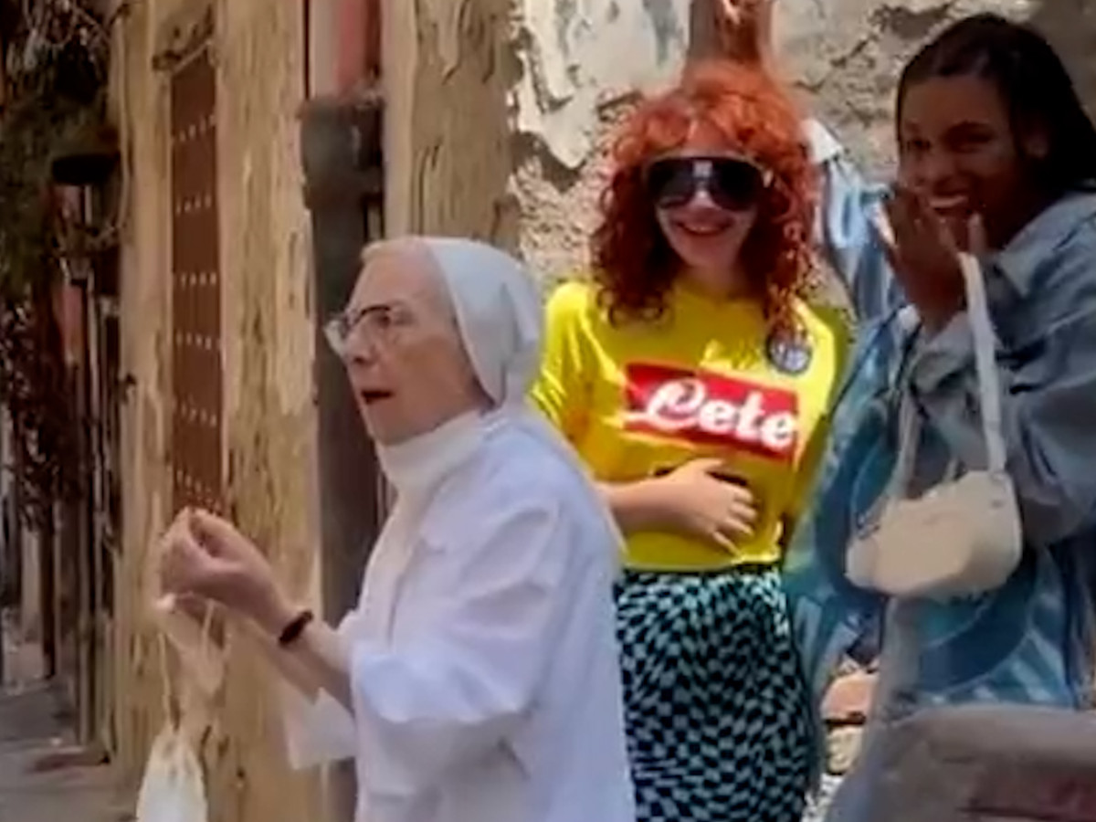 Italiaanse non schrikt zich een ongeluk wanneer ze twee jonge vrouwen ...