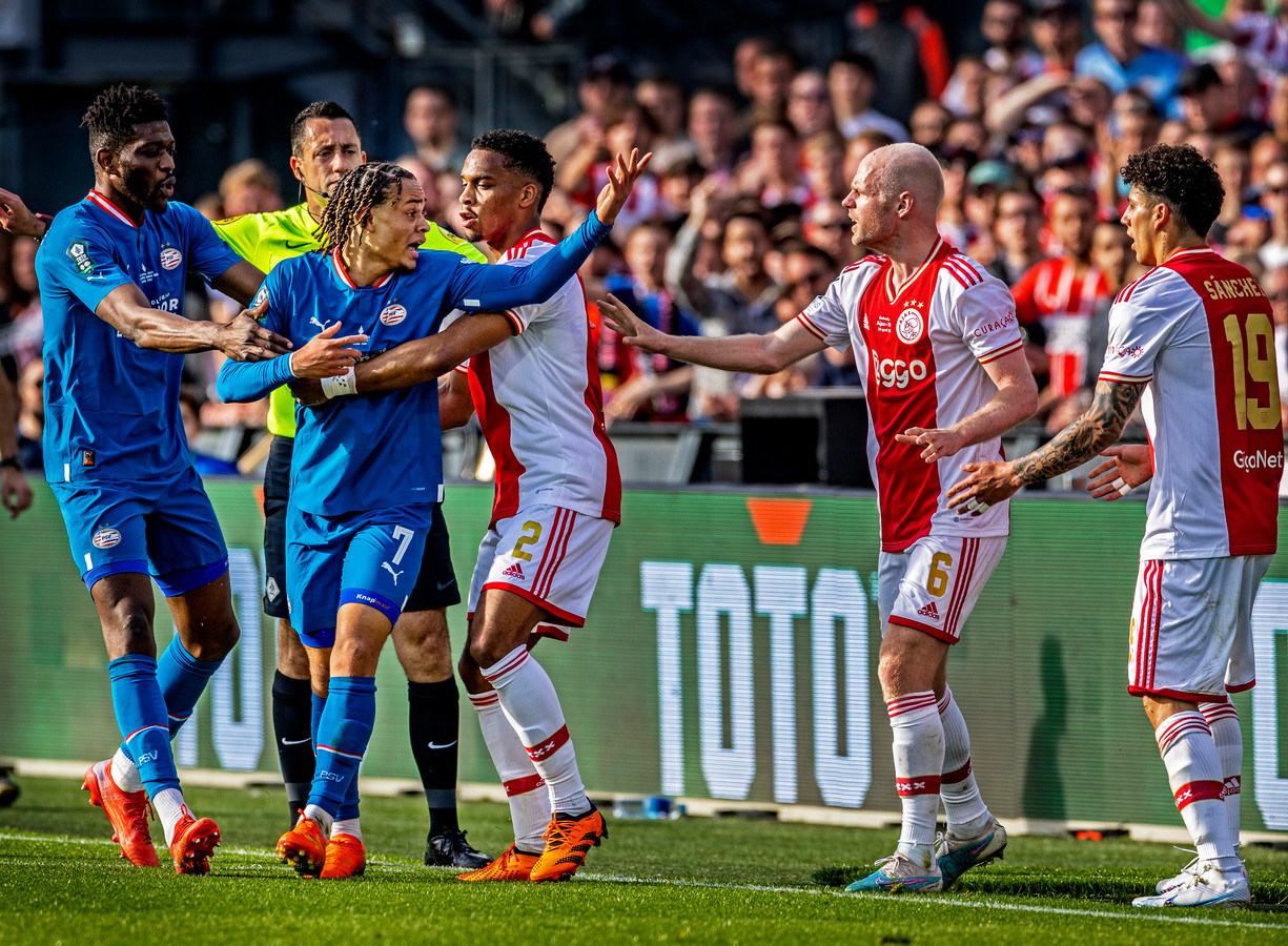 Ajax en PSV geven het verkeerde voorbeeld: ‘Tadic haalt toch ...
