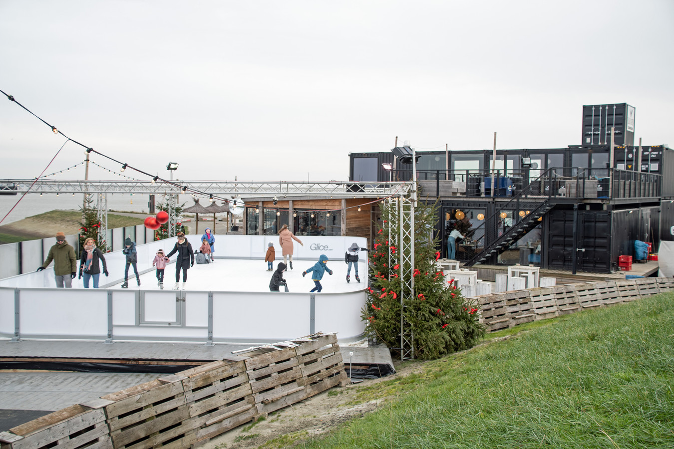 Loiss (8) trapt schaatsseizoen bij Bar Goed af; veel schaatsliefhebbers ...