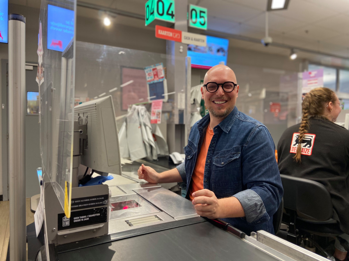 KIJK. Bart & Béa bemannen kassa van Delhaize in Schoten voor ...