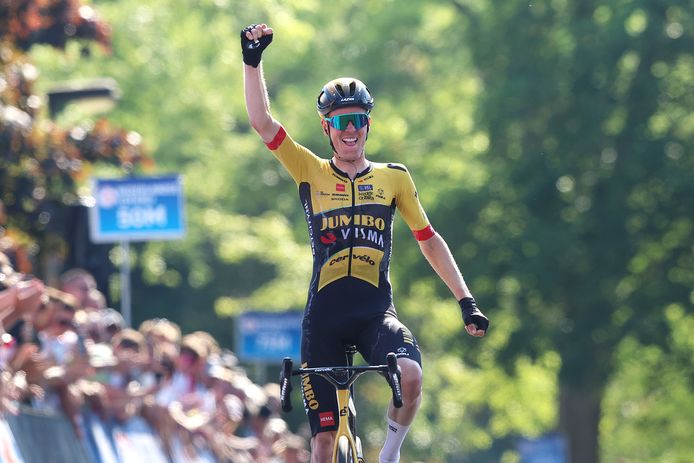 Dylan van Baarle soleert naar Nederlandse titel, Jumbo-Visma sloopt ...