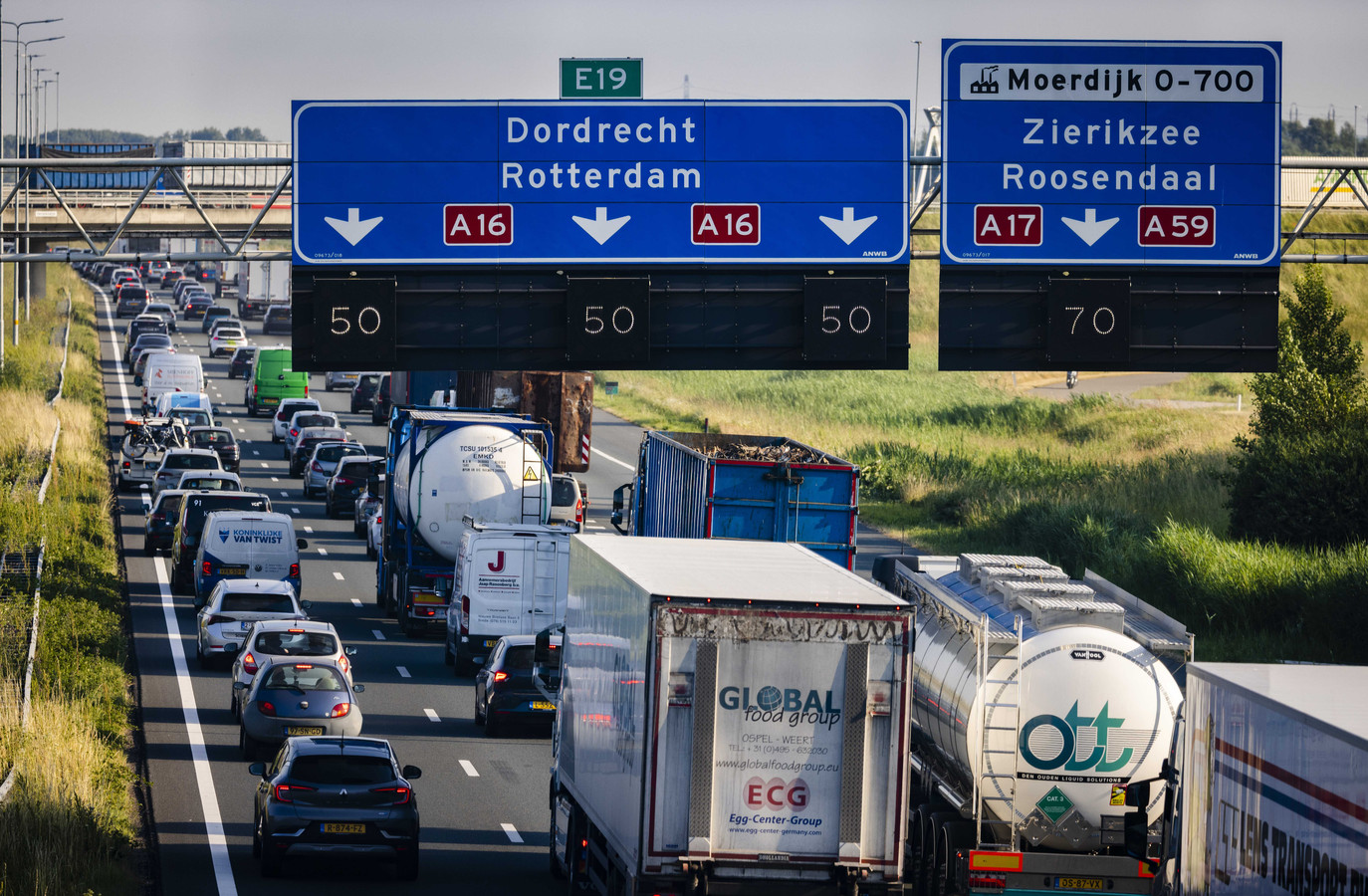 Enorme drukte op de A16 tussen Rotterdam en Breda | Foto | AD.nl