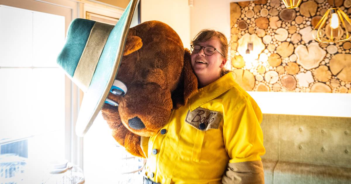 Hoe houdt Bollo de Beer zijn hoofd koel in deze warmte? We proberen het ...