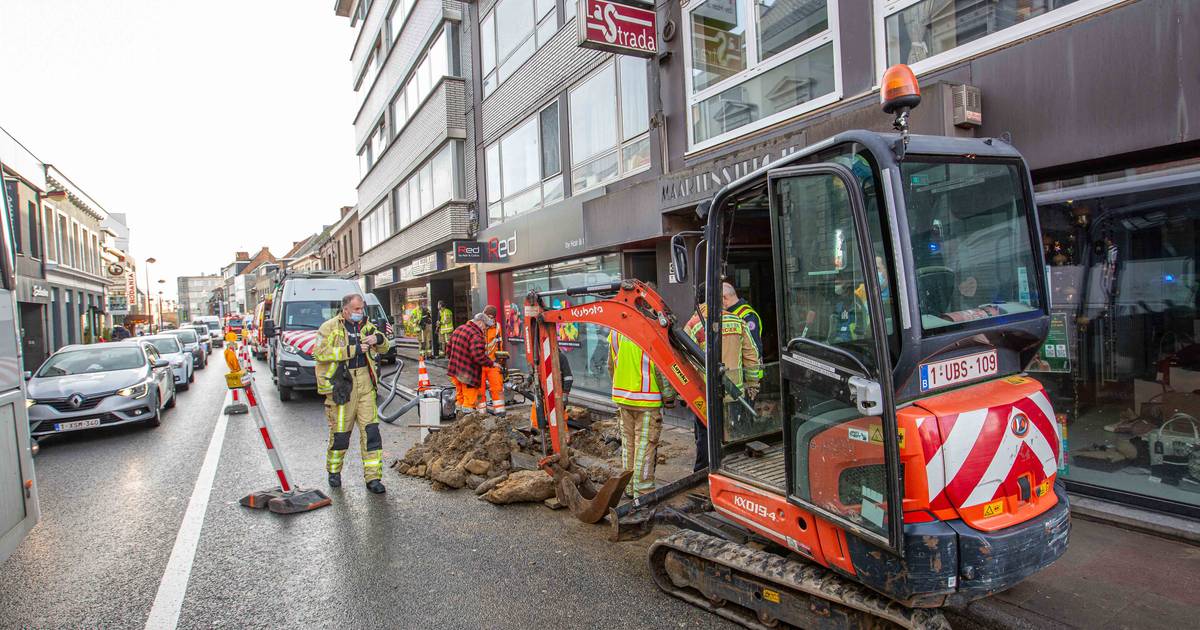 Grote verkeershinder in Asse na waterlek onder Steenweg, weg wordt donderdag volledig afgesloten ...