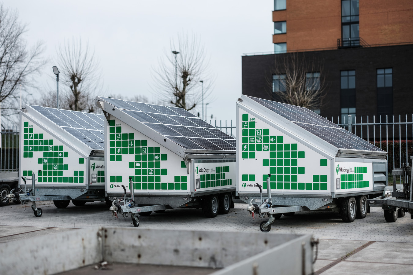 Weg met stank en lawaai! Volta Energy bouwt aggregaten met zonnepanelen ...