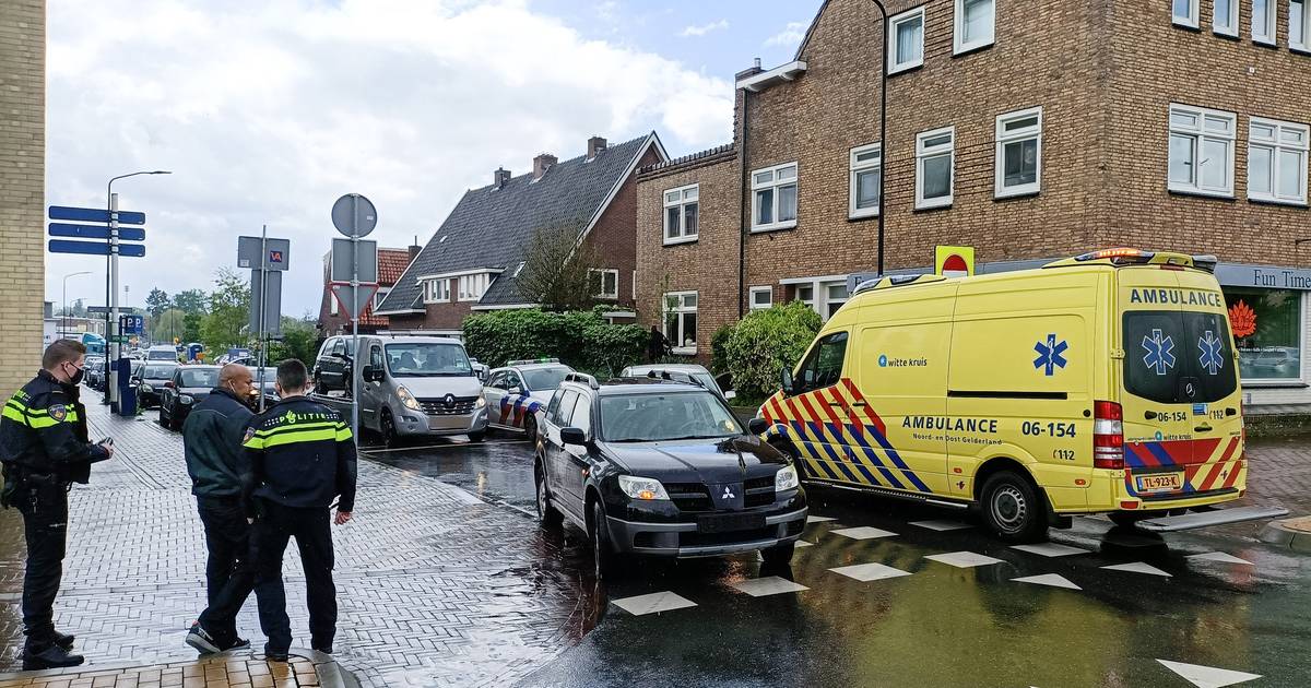 Aanrijding op 'gevaarlijk’ kruispunt in Doetinchem: fikse schade door botsing tussen auto en ...