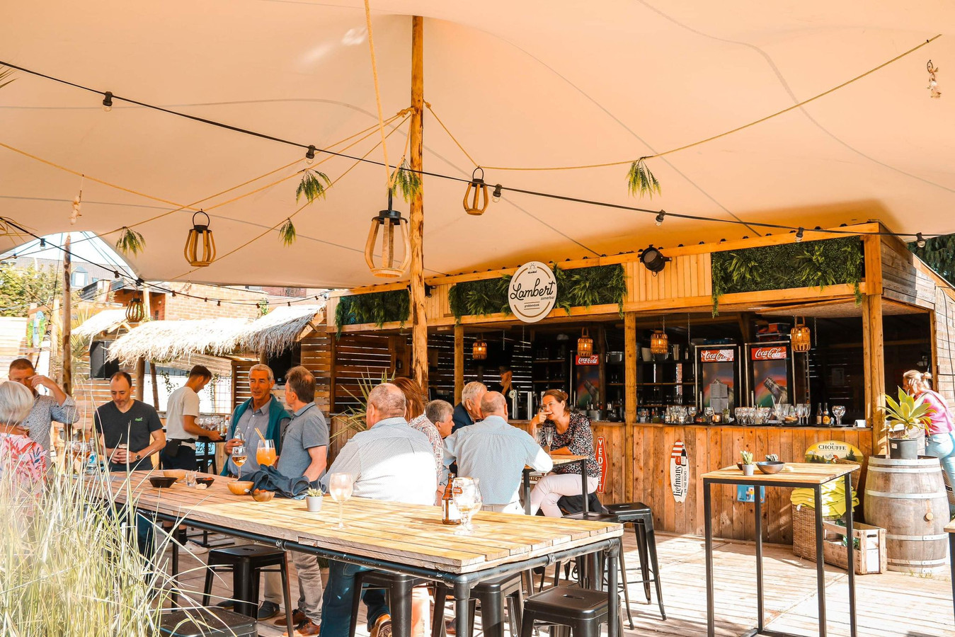 Genieten van een drankje in de zon? Ontdek 7 hippe zomerbars in de ...