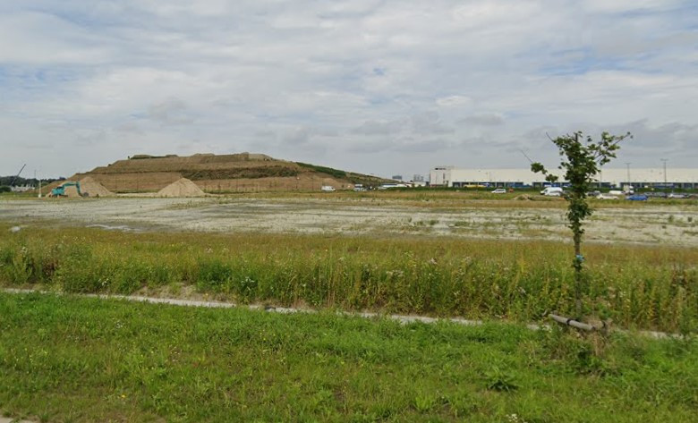 50 meter hoge heuvel langs snelweg moet recreatiezone voor fietsers en ...