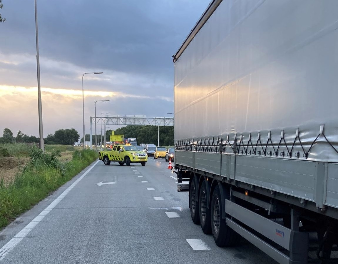 Kapotte vrachtwagen op knooppunt Hooipolder, file door tijdelijk dichte ... Kapotte vrachtwagen op knooppunt Hooipolder, file door tijdelijk dichte ...